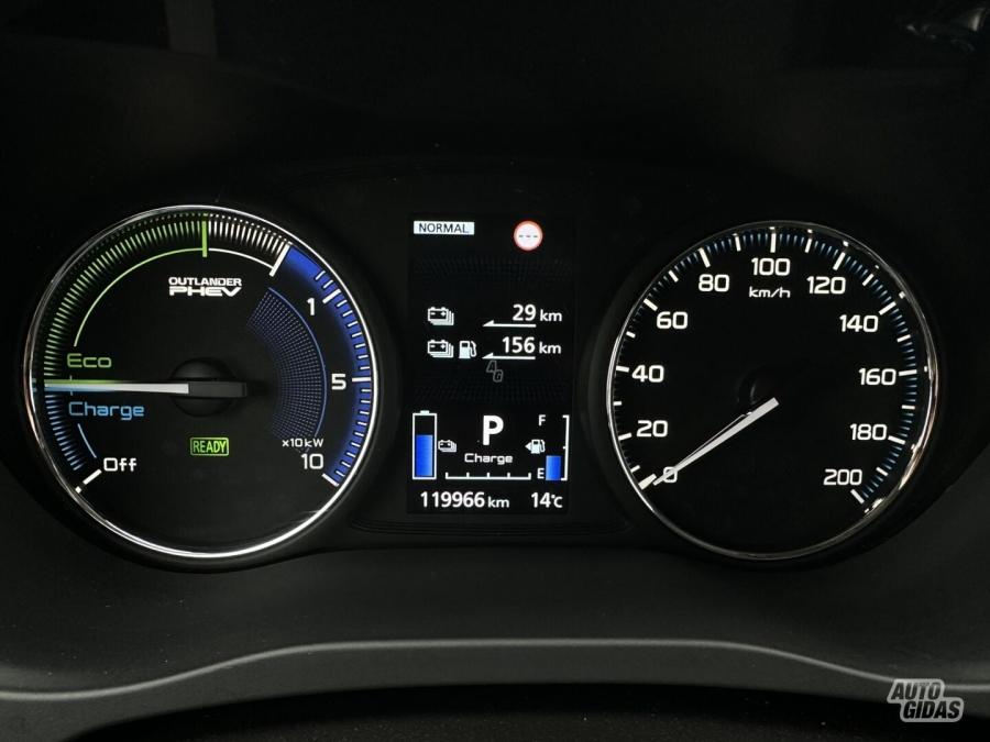 Balts Mitsubishi Outlander 2021 Avižieniai, ar dzinēja tilpumu 2.40 L un nobraukumu 120 tūkst. km par 20750 €, foto 8 vietnē AUTOMOTO.COM.LV