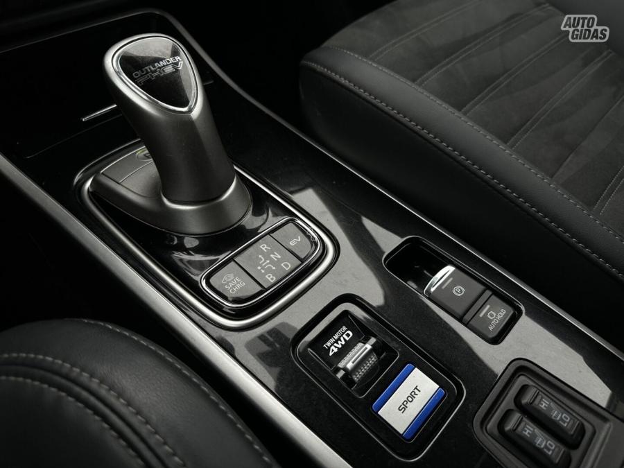 Balts Mitsubishi Outlander 2021 Avižieniai, ar dzinēja tilpumu 2.40 L un nobraukumu 120 tūkst. km par 20750 €, foto 21 vietnē AUTOMOTO.COM.LV