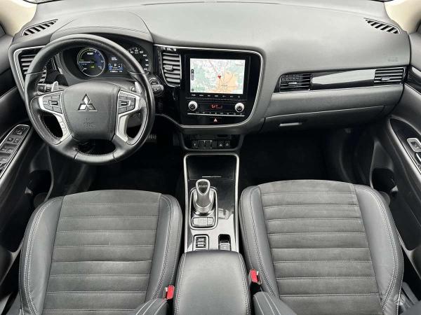 Balts Mitsubishi Outlander 2021 Viļņa, ar dzinēja tilpumu 2.40 L un nobraukumu 120 tūkst. km par 20750 €, foto 3 vietnē AUTOMOTO.COM.LV