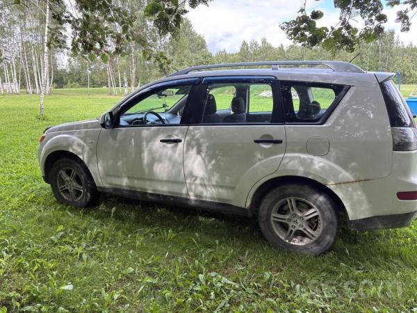 Balts Mitsubishi Outlander 2007 Ogre, ar dzinēja tilpumu 2.00 L un nobraukumu 268 tūkst. km par 3000 €, foto 6 vietnē AUTOMOTO.COM.LV