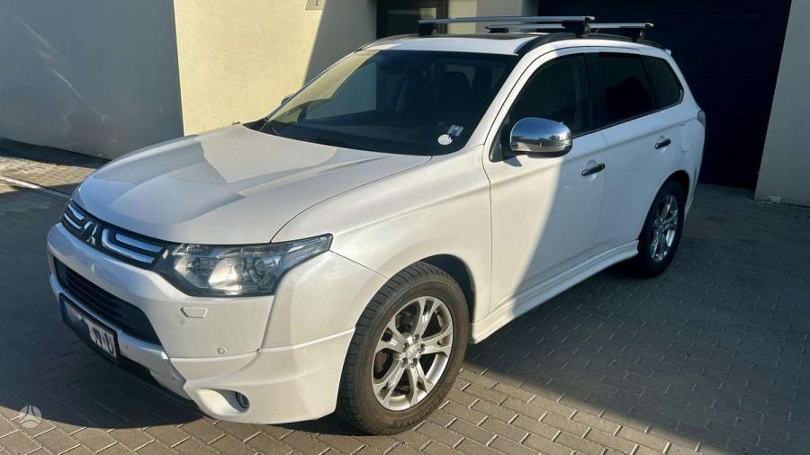 White Mitsubishi Outlander 2013 in Vilnius, with an engine capacity of 2.27 L and mileage of 314 thousand km for 6200 €, photo 1 on AUTOMOTO.COM.LV