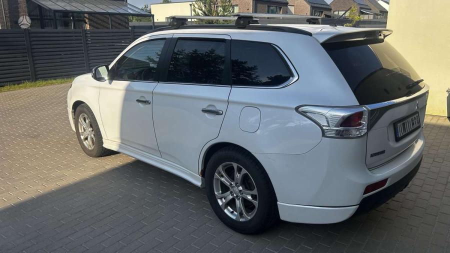 White Mitsubishi Outlander 2013 in Vilnius, with an engine capacity of 2.27 L and mileage of 314 thousand km for 6200 €, photo 3 on AUTOMOTO.COM.LV
