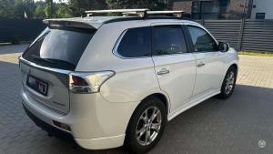 White Mitsubishi Outlander 2013 in Vilnius, with an engine capacity of 2.27 L and mileage of 314 thousand km for 6200 €, photo 4 on AUTOMOTO.COM.LV