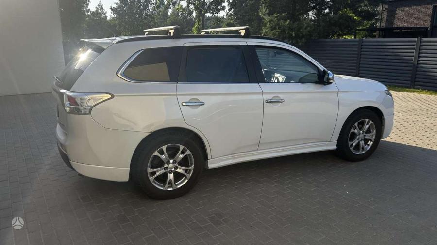 White Mitsubishi Outlander 2013 in Vilnius, with an engine capacity of 2.27 L and mileage of 314 thousand km for 6200 €, photo 5 on AUTOMOTO.COM.LV