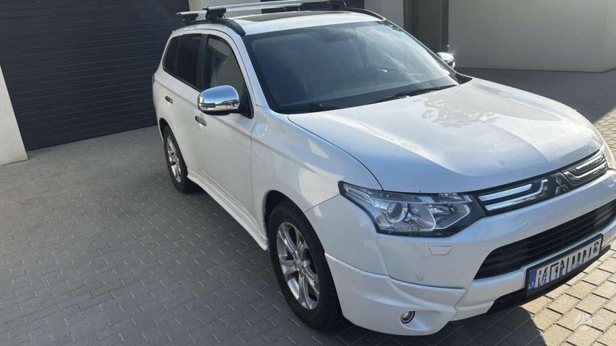 White Mitsubishi Outlander 2013 in Vilnius, with an engine capacity of 2.27 L and mileage of 314 thousand km for 6200 €, photo 6 on AUTOMOTO.COM.LV