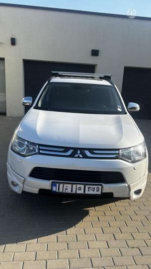 White Mitsubishi Outlander 2013 in Vilnius, with an engine capacity of 2.27 L and mileage of 314 thousand km for 6200 €, photo 7 on AUTOMOTO.COM.LV