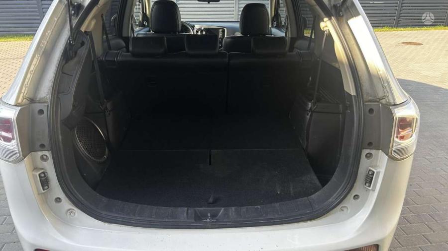 White Mitsubishi Outlander 2013 in Vilnius, with an engine capacity of 2.27 L and mileage of 314 thousand km for 6200 €, photo 10 on AUTOMOTO.COM.LV