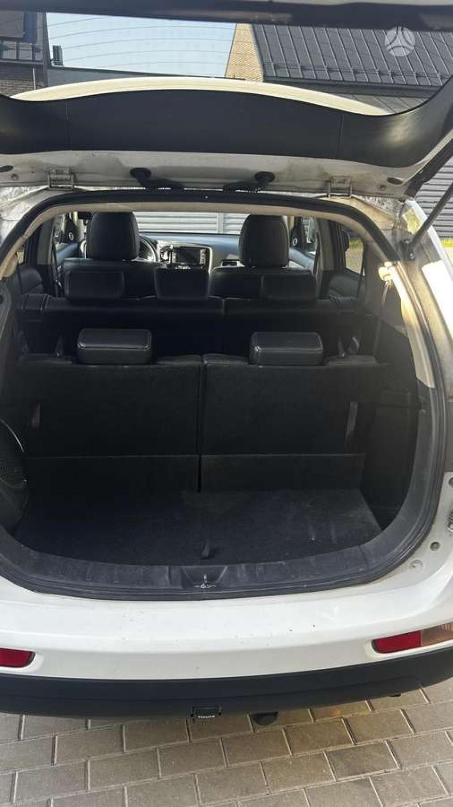 White Mitsubishi Outlander 2013 in Vilnius, with an engine capacity of 2.27 L and mileage of 314 thousand km for 6200 €, photo 11 on AUTOMOTO.COM.LV