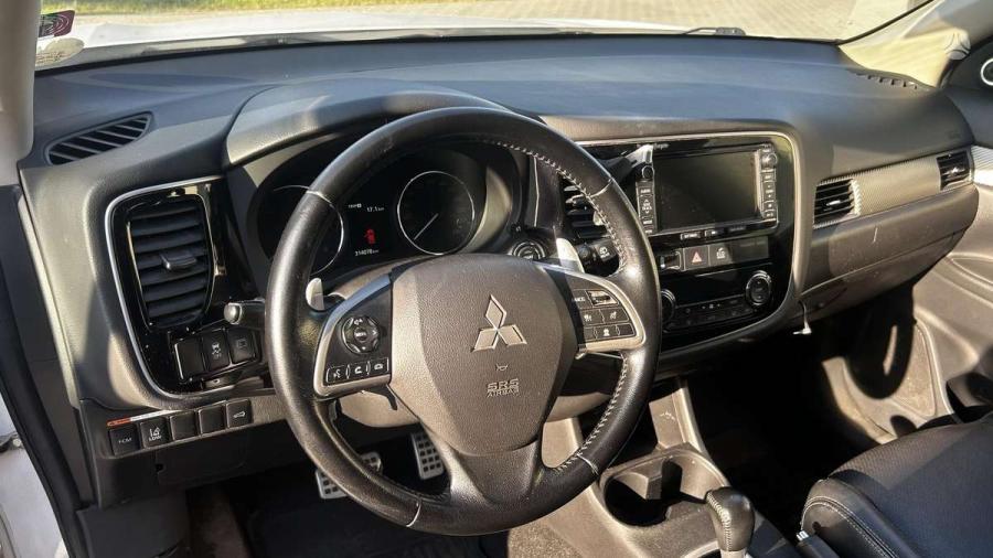 White Mitsubishi Outlander 2013 in Vilnius, with an engine capacity of 2.27 L and mileage of 314 thousand km for 6200 €, photo 12 on AUTOMOTO.COM.LV