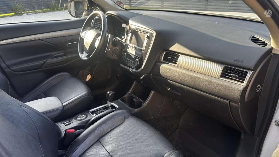 White Mitsubishi Outlander 2013 in Vilnius, with an engine capacity of 2.27 L and mileage of 314 thousand km for 6200 €, photo 13 on AUTOMOTO.COM.LV