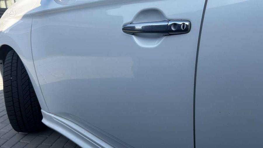 White Mitsubishi Outlander 2013 in Vilnius, with an engine capacity of 2.27 L and mileage of 314 thousand km for 6200 €, photo 16 on AUTOMOTO.COM.LV