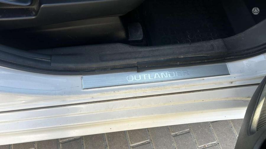 White Mitsubishi Outlander 2013 in Vilnius, with an engine capacity of 2.27 L and mileage of 314 thousand km for 6200 €, photo 17 on AUTOMOTO.COM.LV