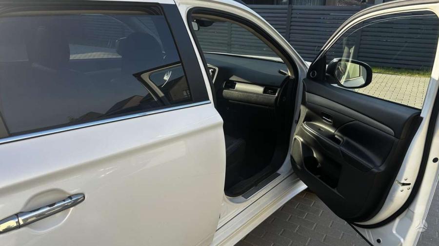 White Mitsubishi Outlander 2013 in Vilnius, with an engine capacity of 2.27 L and mileage of 314 thousand km for 6200 €, photo 18 on AUTOMOTO.COM.LV
