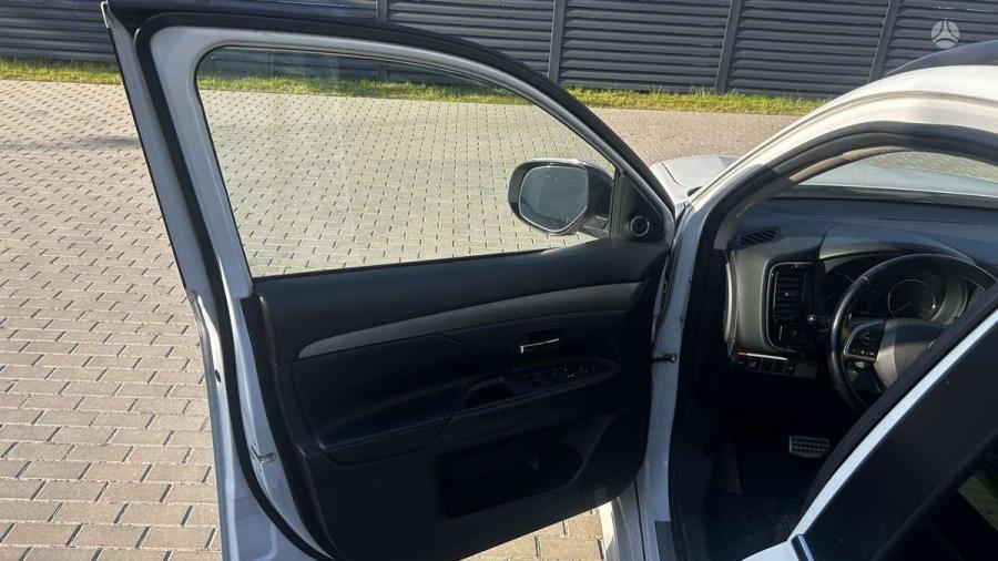 White Mitsubishi Outlander 2013 in Vilnius, with an engine capacity of 2.27 L and mileage of 314 thousand km for 6200 €, photo 28 on AUTOMOTO.COM.LV