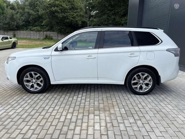 White Mitsubishi Outlander 2014 in Klaipeda, with an engine capacity of 2.00 L and mileage of 261 thousand km for 8600 €, photo 2 on AUTOMOTO.COM.LV