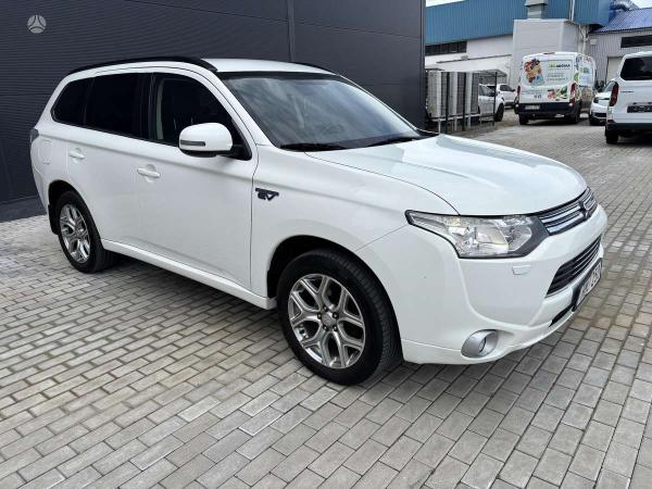 White Mitsubishi Outlander 2014 in Klaipeda, with an engine capacity of 2.00 L and mileage of 261 thousand km for 8600 €, photo 7 on AUTOMOTO.COM.LV