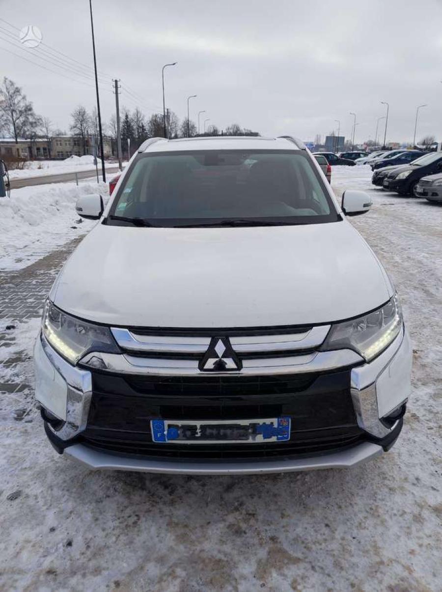 White Mitsubishi Outlander 2016 in Jurbarkas, with an engine capacity of 2.27 L and mileage of 247 thousand km for 8100 €, photo 1 on AUTOMOTO.COM.LV