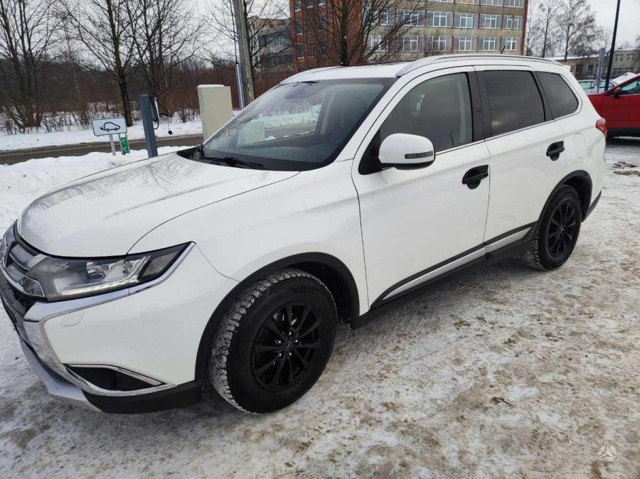 White Mitsubishi Outlander 2016 in Jurbarkas, with an engine capacity of 2.27 L and mileage of 247 thousand km for 8100 €, photo 3 on AUTOMOTO.COM.LV