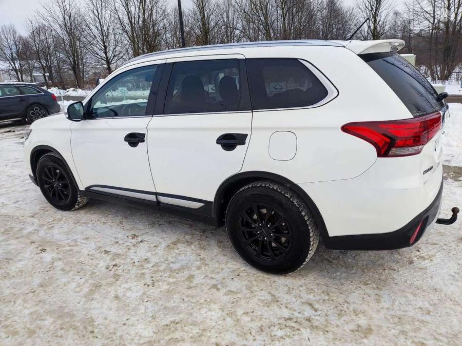 White Mitsubishi Outlander 2016 in Jurbarkas, with an engine capacity of 2.27 L and mileage of 247 thousand km for 8100 €, photo 4 on AUTOMOTO.COM.LV