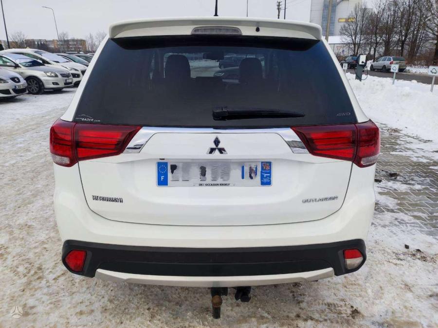 White Mitsubishi Outlander 2016 in Jurbarkas, with an engine capacity of 2.27 L and mileage of 247 thousand km for 8100 €, photo 5 on AUTOMOTO.COM.LV