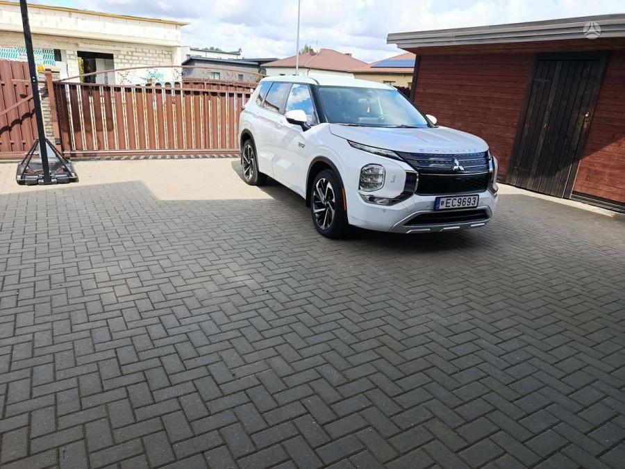Balts Mitsubishi Outlander 2024 Panevēža, ar dzinēja tilpumu 2.36 L un nobraukumu 21 tūkst. km par 27500 €, foto 5 vietnē AUTOMOTO.COM.LV