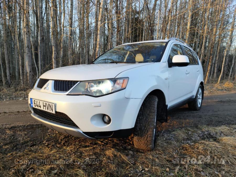 White Mitsubishi Outlander 2008 in Tallinn, with an engine capacity of 2.40 L and mileage of 289 thousand km for 4500 €, photo 1 on AUTOMOTO.COM.LV