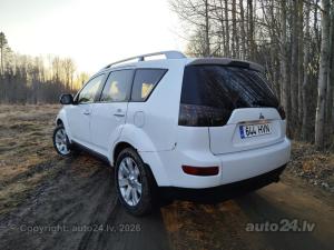 White Mitsubishi Outlander 2008 in Tallinn, with an engine capacity of 2.40 L and mileage of 289 thousand km for 4500 €, photo 3 on AUTOMOTO.COM.LV