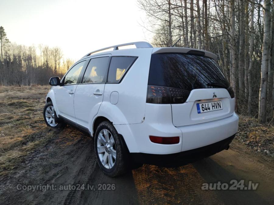 White Mitsubishi Outlander 2008 in Tallinn, with an engine capacity of 2.40 L and mileage of 289 thousand km for 4500 €, photo 3 on AUTOMOTO.COM.LV