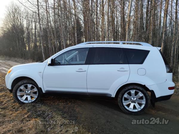 White Mitsubishi Outlander 2008 in Tallinn, with an engine capacity of 2.40 L and mileage of 289 thousand km for 4500 €, photo 3 on AUTOMOTO.COM.LV
