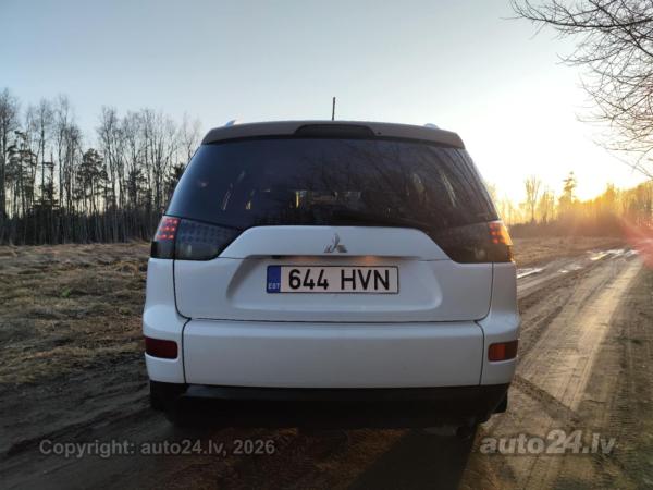 White Mitsubishi Outlander 2008 in Tallinn, with an engine capacity of 2.40 L and mileage of 289 thousand km for 4500 €, photo 4 on AUTOMOTO.COM.LV