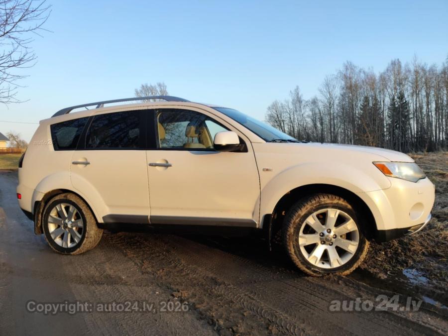 White Mitsubishi Outlander 2008 in Tallinn, with an engine capacity of 2.40 L and mileage of 289 thousand km for 4500 €, photo 6 on AUTOMOTO.COM.LV