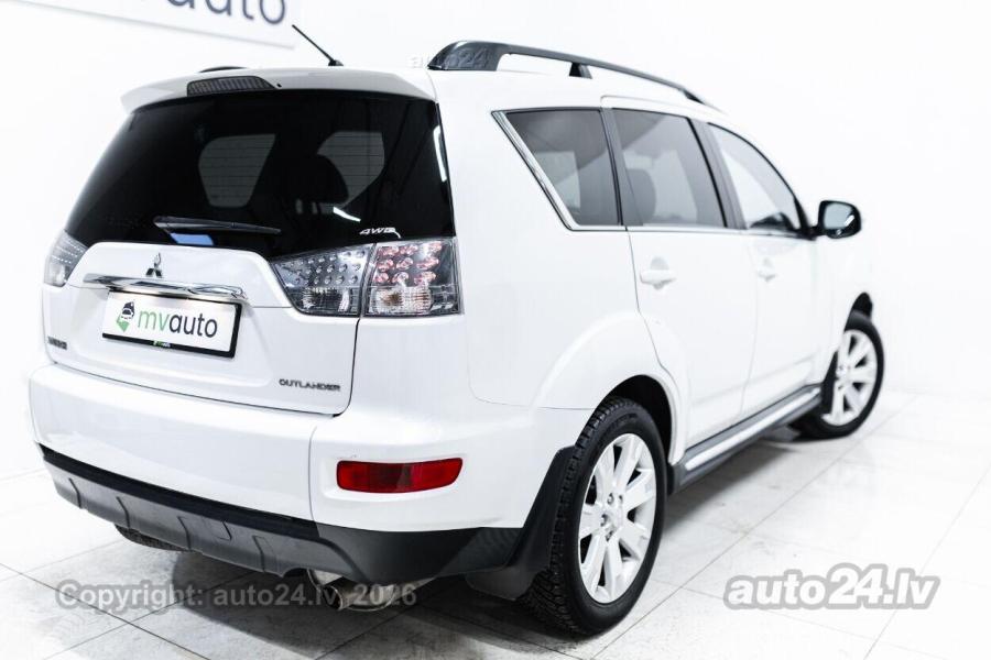 White Mitsubishi Outlander 2011 in Tallinn, with an engine capacity of 2.40 L and mileage of 164 thousand km for 5990 €, photo 6 on AUTOMOTO.COM.LV