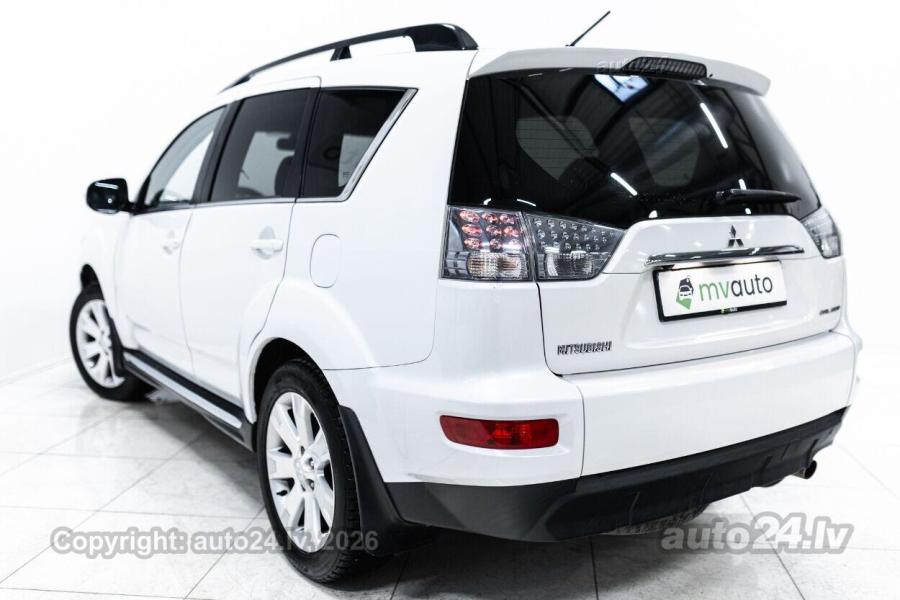 White Mitsubishi Outlander 2011 in Tallinn, with an engine capacity of 2.40 L and mileage of 164 thousand km for 5990 €, photo 8 on AUTOMOTO.COM.LV