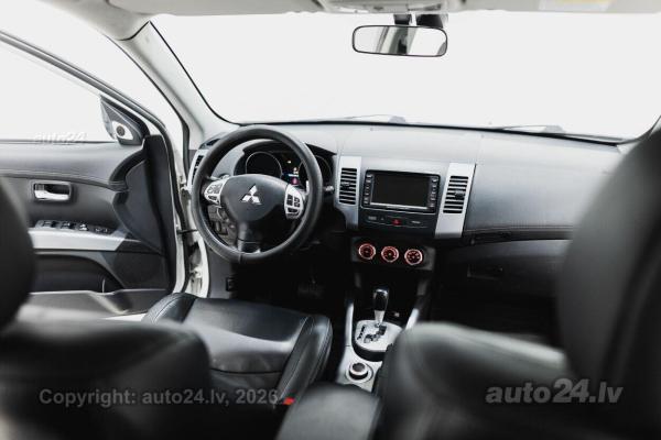 White Mitsubishi Outlander 2011 in Tallinn, with an engine capacity of 2.40 L and mileage of 164 thousand km for 5990 €, photo 11 on AUTOMOTO.COM.LV