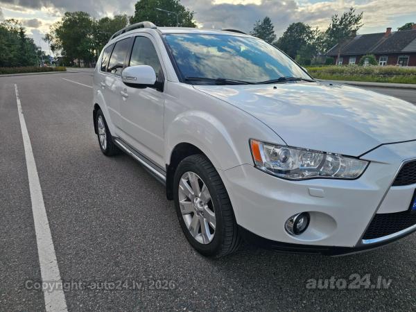 White Mitsubishi Outlander 2011 in Paide, with an engine capacity of 2.40 L and mileage of 135 thousand km for 5990 €, photo 5 on AUTOMOTO.COM.LV