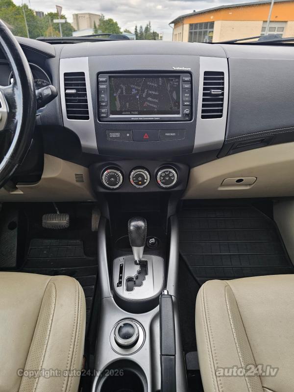 White Mitsubishi Outlander 2011 in Paide, with an engine capacity of 2.40 L and mileage of 135 thousand km for 5990 €, photo 8 on AUTOMOTO.COM.LV