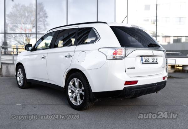Balts Mitsubishi Outlander 2012 Tallina, ar dzinēja tilpumu 2.00 L un nobraukumu 239 tūkst. km par 7499 €, foto 4 vietnē AUTOMOTO.COM.LV