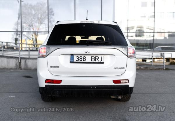 Balts Mitsubishi Outlander 2012 Tallina, ar dzinēja tilpumu 2.00 L un nobraukumu 239 tūkst. km par 7499 €, foto 5 vietnē AUTOMOTO.COM.LV