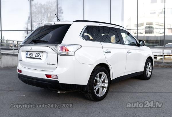 Balts Mitsubishi Outlander 2012 Tallina, ar dzinēja tilpumu 2.00 L un nobraukumu 239 tūkst. km par 7499 €, foto 6 vietnē AUTOMOTO.COM.LV