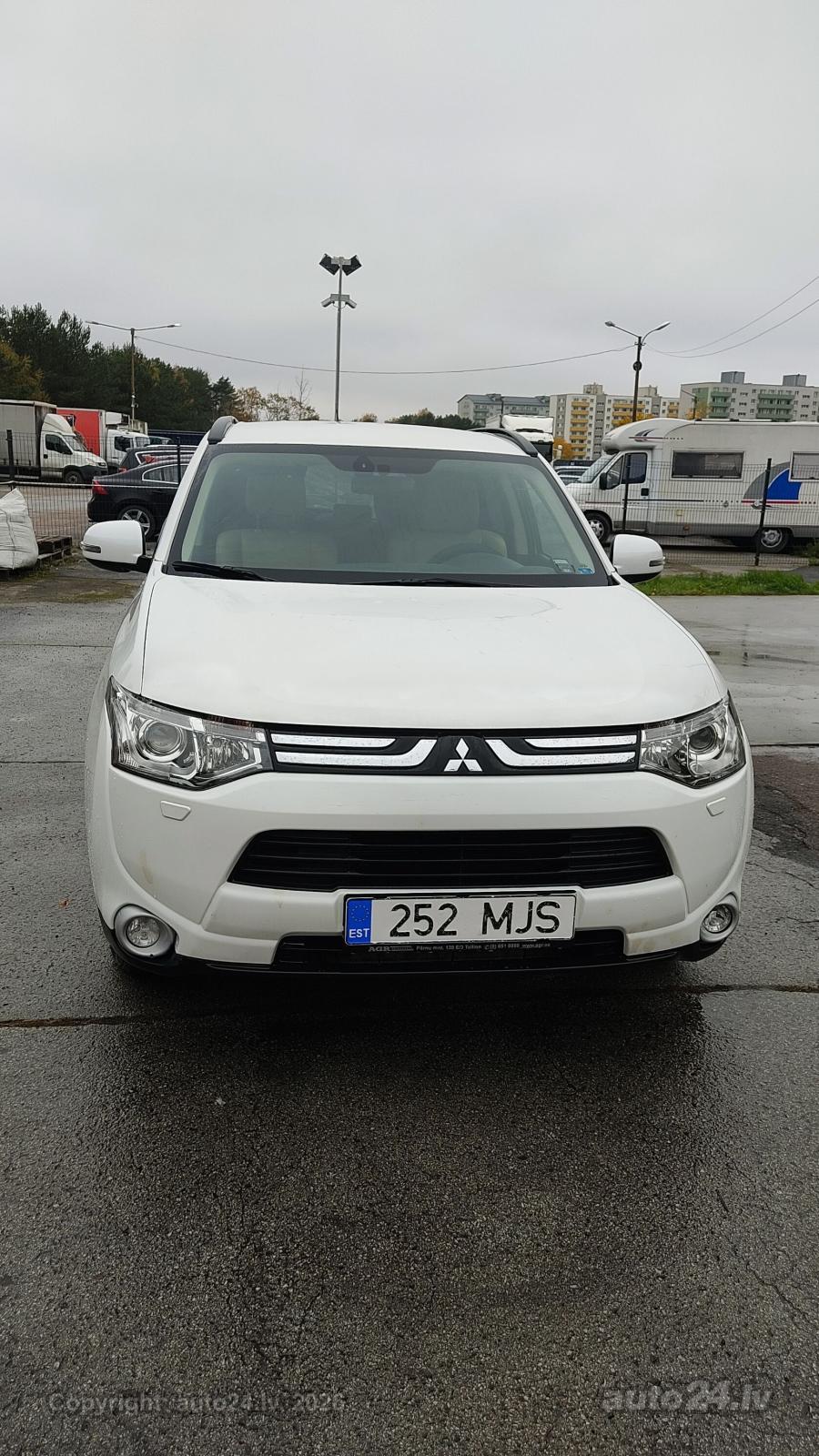Balts Mitsubishi Outlander 2014 Tallina, ar dzinēja tilpumu 2.00 L un nobraukumu 191 tūkst. km par 4500 €, foto 3 vietnē AUTOMOTO.COM.LV