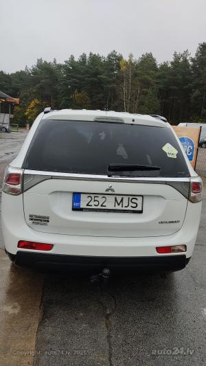 Balts Mitsubishi Outlander 2014 Tallina, ar dzinēja tilpumu 2.00 L un nobraukumu 191 tūkst. km par 4500 €, foto 5 vietnē AUTOMOTO.COM.LV