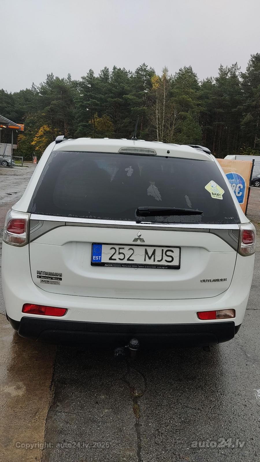Balts Mitsubishi Outlander 2014 Tallina, ar dzinēja tilpumu 2.00 L un nobraukumu 191 tūkst. km par 4500 €, foto 5 vietnē AUTOMOTO.COM.LV