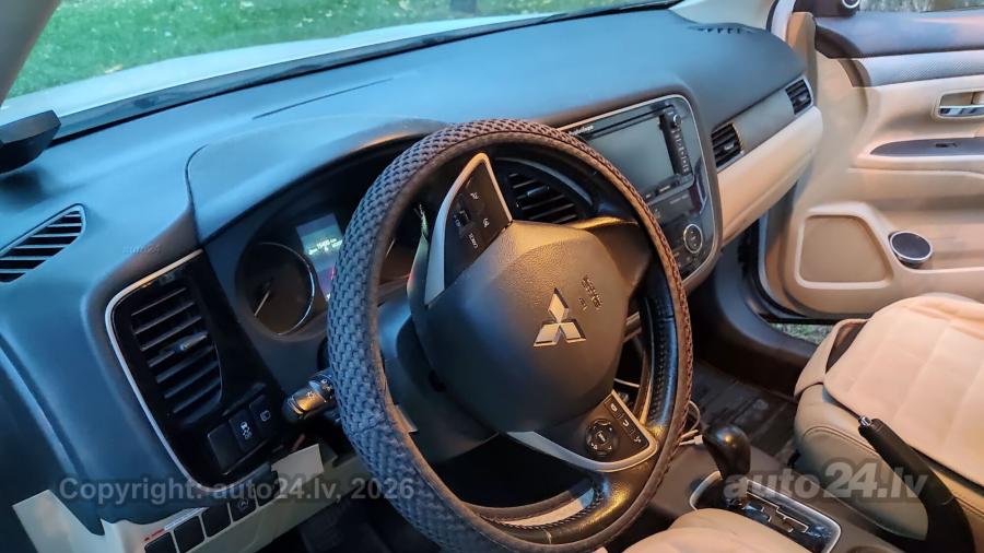 Balts Mitsubishi Outlander 2014 Tallina, ar dzinēja tilpumu 2.00 L un nobraukumu 191 tūkst. km par 4500 €, foto 10 vietnē AUTOMOTO.COM.LV