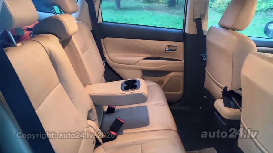 Balts Mitsubishi Outlander 2014 Tallina, ar dzinēja tilpumu 2.00 L un nobraukumu 191 tūkst. km par 4500 €, foto 17 vietnē AUTOMOTO.COM.LV