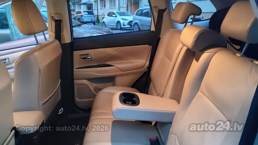 Balts Mitsubishi Outlander 2014 Tallina, ar dzinēja tilpumu 2.00 L un nobraukumu 191 tūkst. km par 4500 €, foto 18 vietnē AUTOMOTO.COM.LV