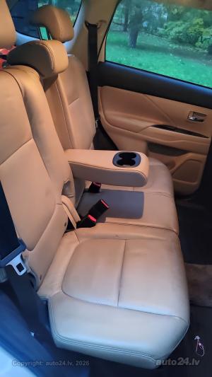 Balts Mitsubishi Outlander 2014 Tallina, ar dzinēja tilpumu 2.00 L un nobraukumu 191 tūkst. km par 4500 €, foto 19 vietnē AUTOMOTO.COM.LV