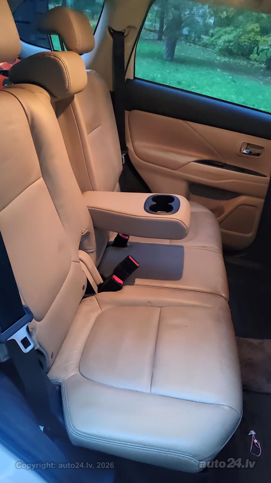 Balts Mitsubishi Outlander 2014 Tallina, ar dzinēja tilpumu 2.00 L un nobraukumu 191 tūkst. km par 4500 €, foto 19 vietnē AUTOMOTO.COM.LV
