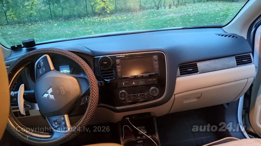 Balts Mitsubishi Outlander 2014 Tallina, ar dzinēja tilpumu 2.00 L un nobraukumu 191 tūkst. km par 4500 €, foto 20 vietnē AUTOMOTO.COM.LV