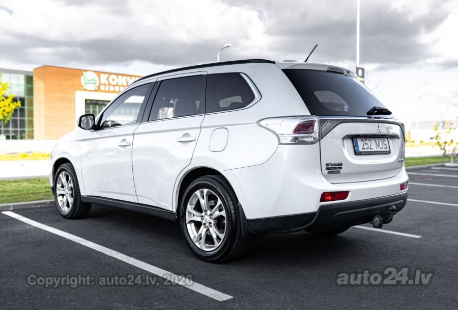 Balts Mitsubishi Outlander 2014 Tallina, ar dzinēja tilpumu 2.00 L un nobraukumu 192 tūkst. km par 6490 €, foto 5 vietnē AUTOMOTO.COM.LV
