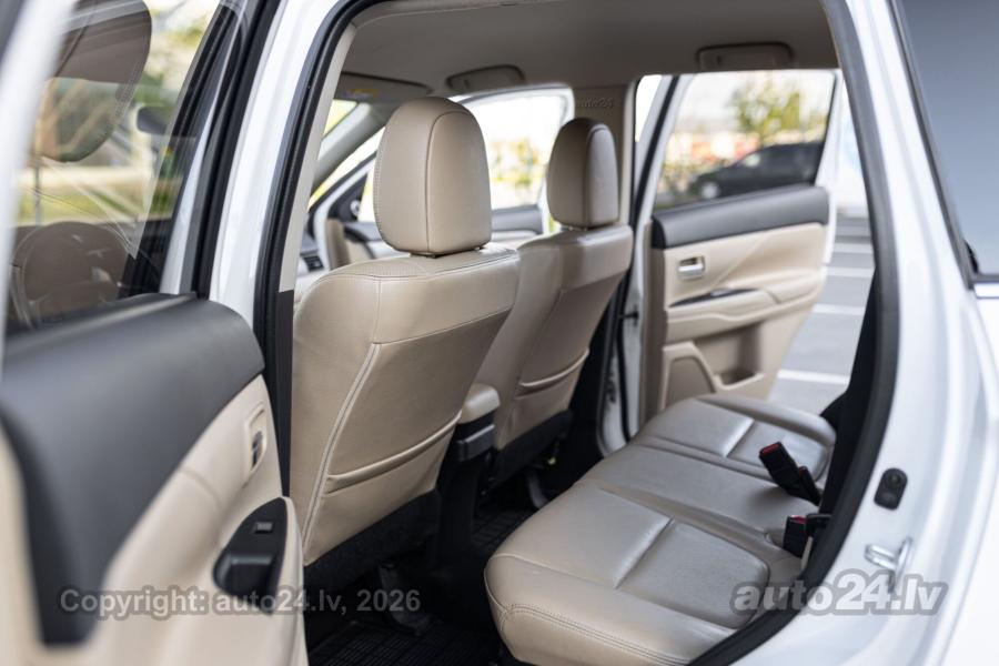 Balts Mitsubishi Outlander 2014 Tallina, ar dzinēja tilpumu 2.00 L un nobraukumu 192 tūkst. km par 6490 €, foto 11 vietnē AUTOMOTO.COM.LV